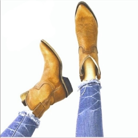 Frye | Shoes | Frye Billy Grey Cream Distressed Stitched Short Cowgirl ...